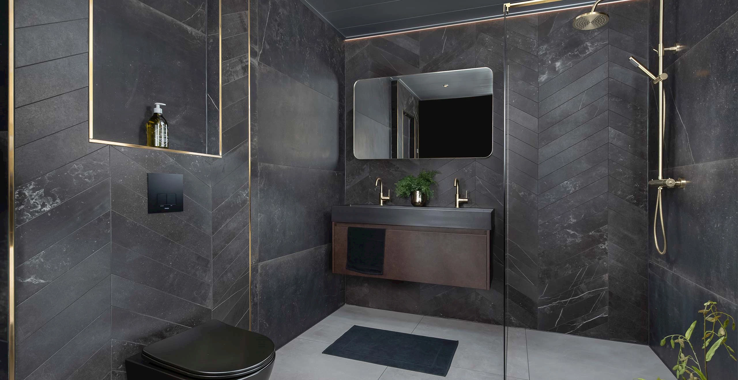 Praktische tips voor een smalle badkamer | Sani4All